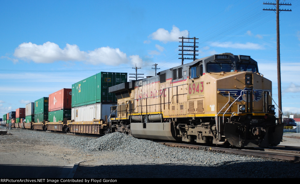 DPU UP 6943 pushes on intermodal